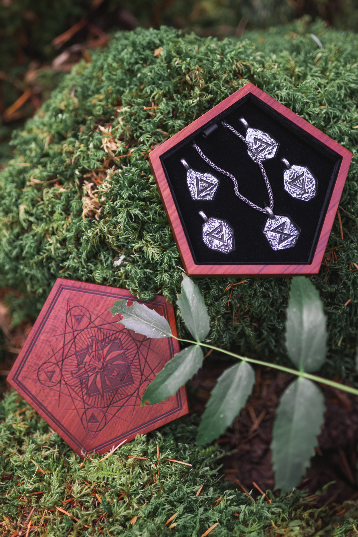 THE WITCHER SIGNS PENDANT SET AND KEEPSAKE BOX – CD PROJEKT RED Gear ...